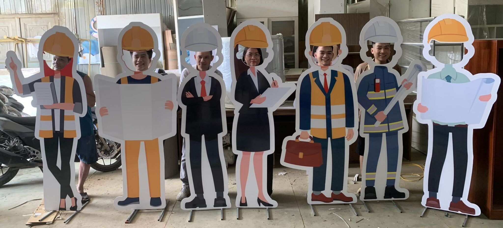 In standee hình người, standy mô hình đẹp, uy tín, giá xưởng