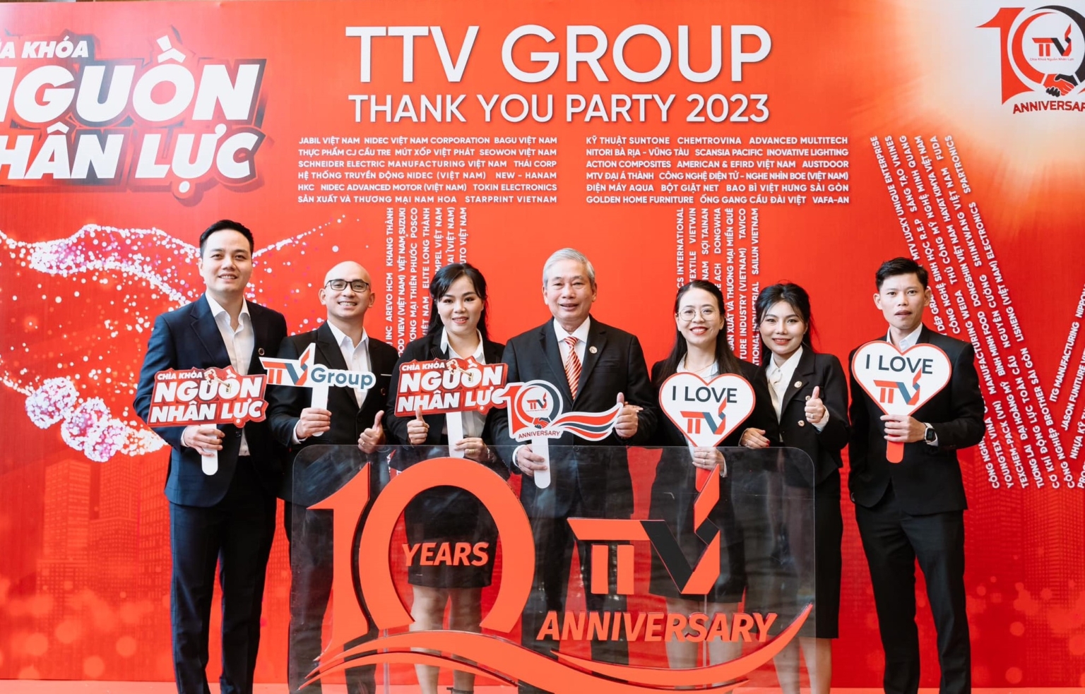 Hình ảnh sản xuất hashtag tại cửa hàng HashtagCamTay.com