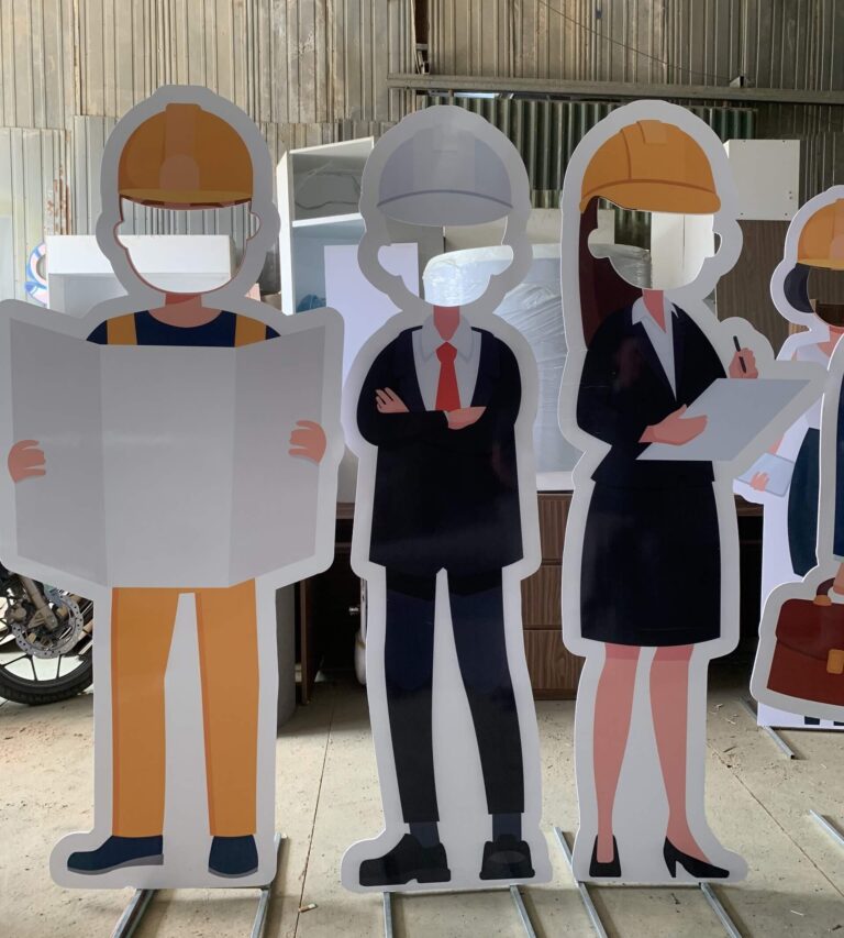 In standee hình người, standy mô hình đẹp, uy tín, giá xưởng